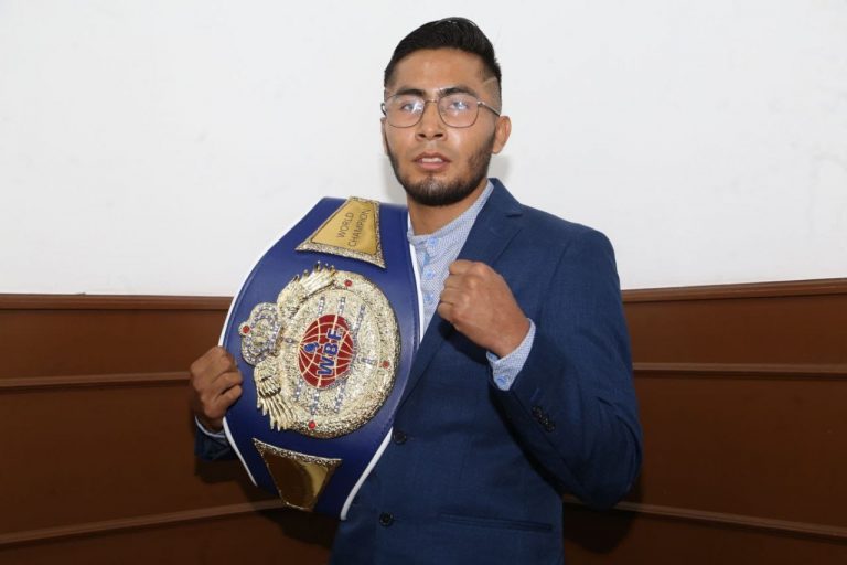 Entregan reconocimiento al boxeador Agustín Pérez Balbuena - Desde Puebla