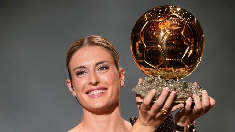 Alexia Putellas del Barcelona se convierte en la primera mujer en ganar dos veces el Balón de ...