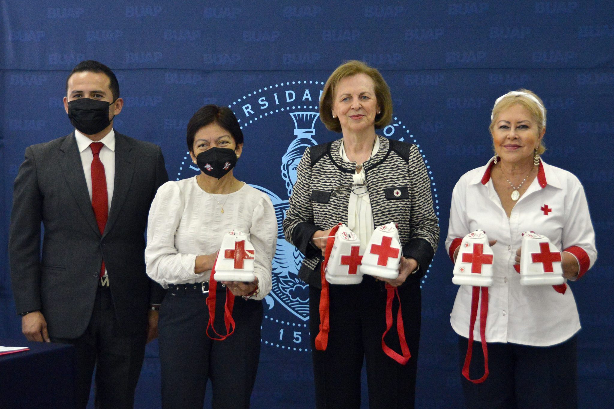 Rectora Lilia Cedillo entrega donativos de la comunidad BUAP a la Cruz Roja Mexicana - Desde Puebla