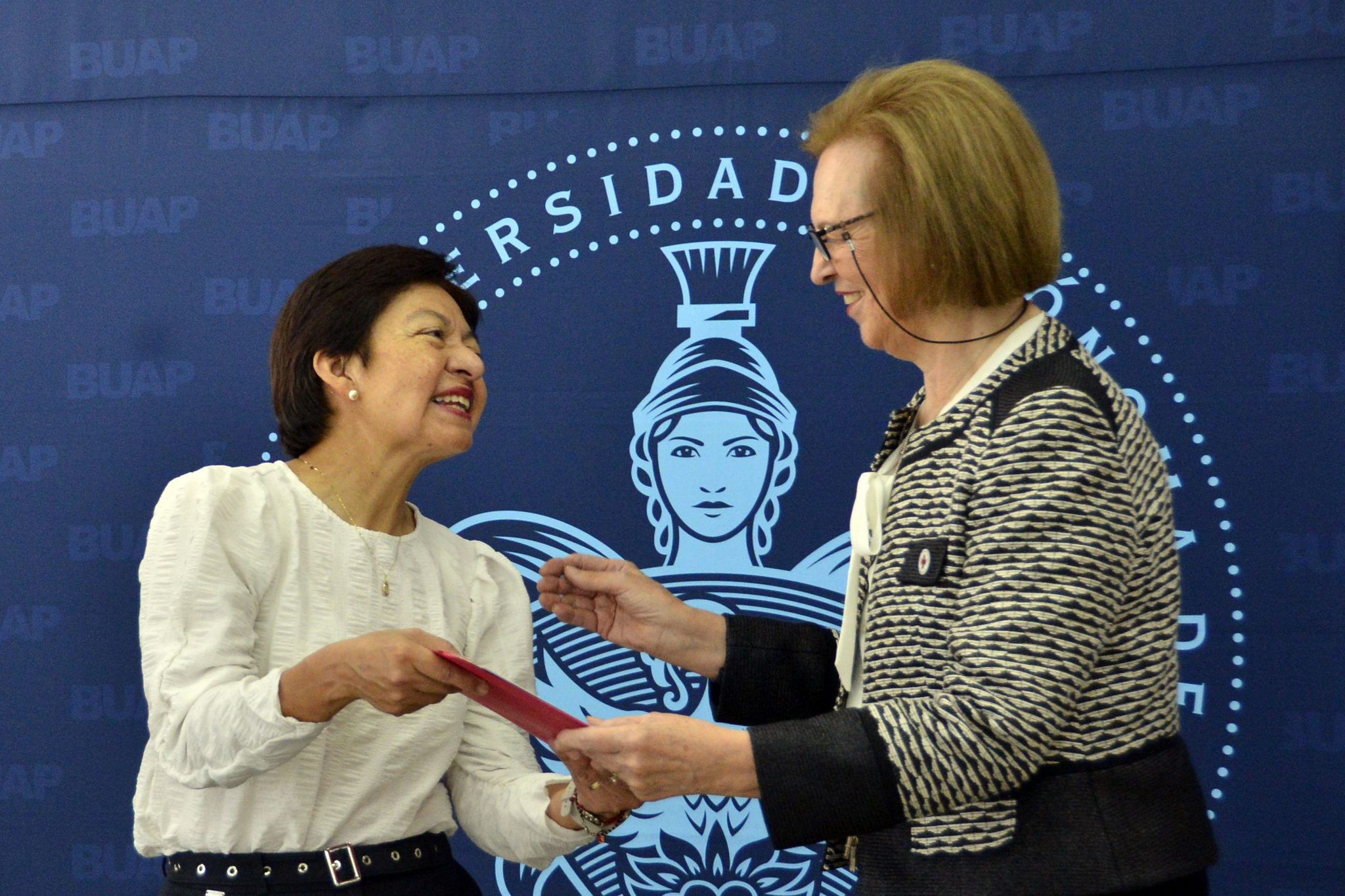 Rectora Lilia Cedillo entrega donativos de la comunidad BUAP a la Cruz Roja Mexicana - Desde Puebla