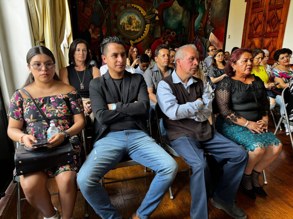 Gobierno de Carlos Peredo reconoce a artistas plásticos - Desde Puebla