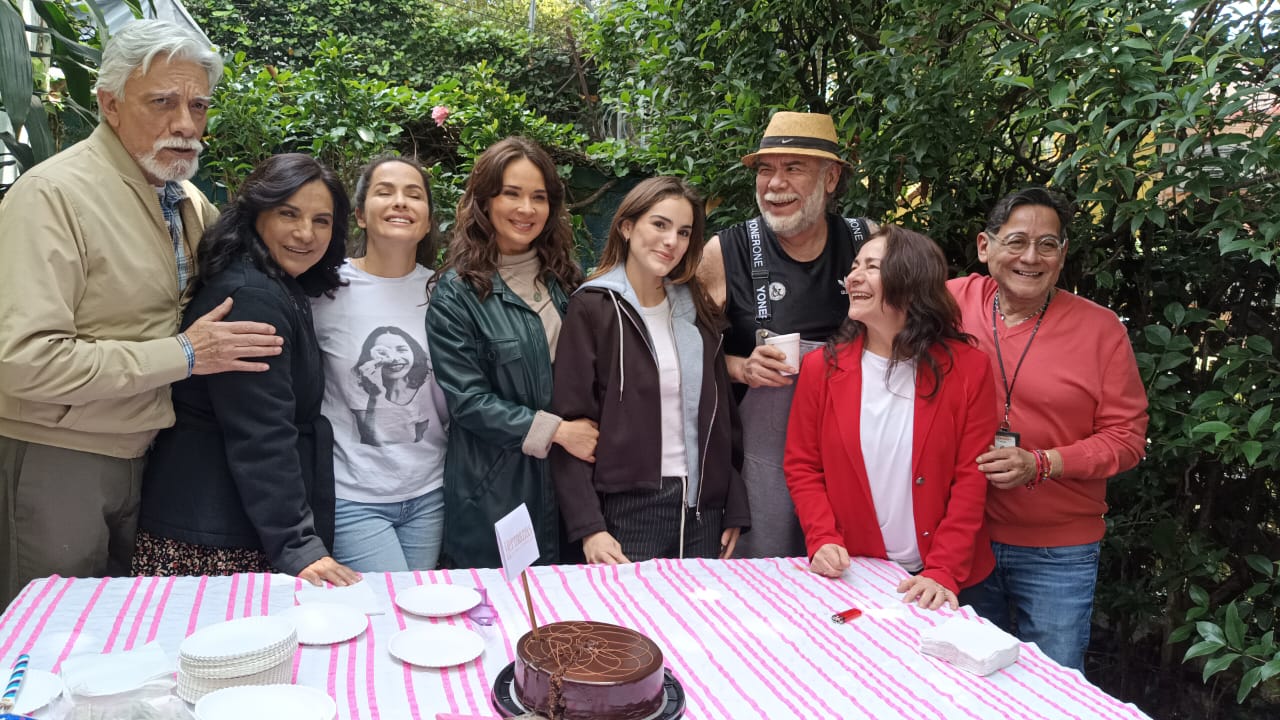 Productora, elenco y equipo de producción de “Hermanas, un amor ...