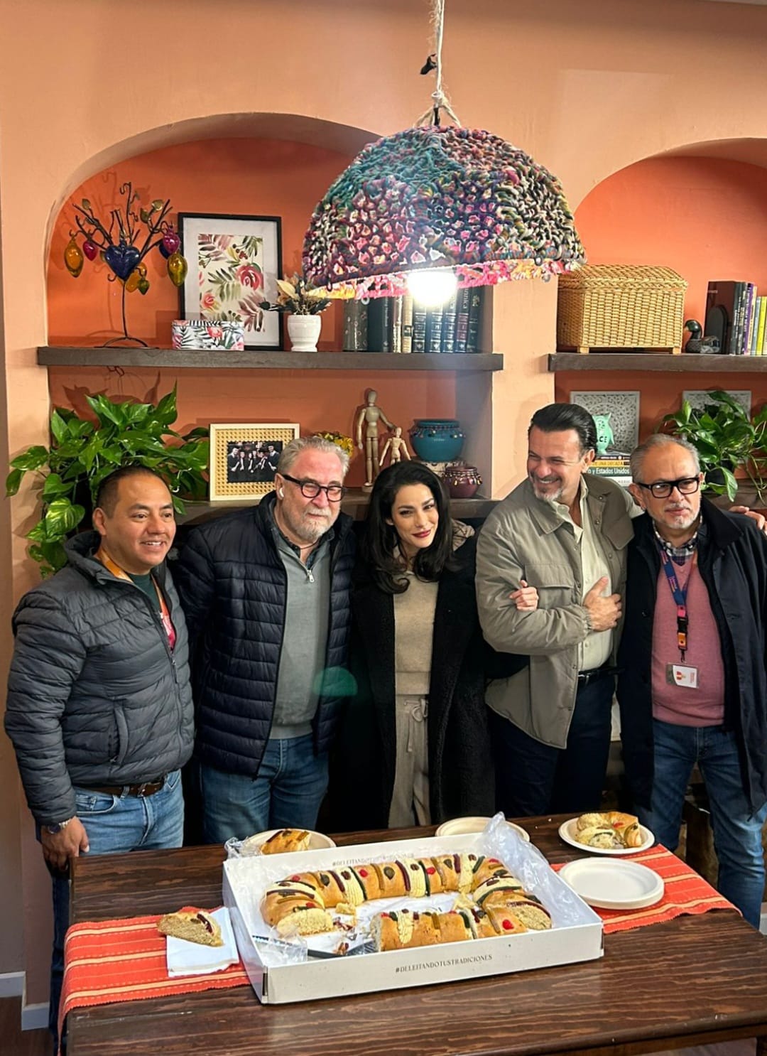 Elenco y producción de “Somos familia” partieron la tradicional Rosca ...